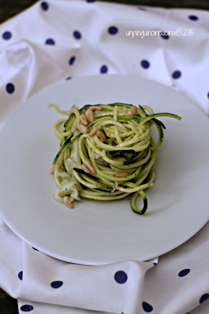 Zucchini noodles con seppioline, pesto e pinoli | Un Pinguino in cucina
