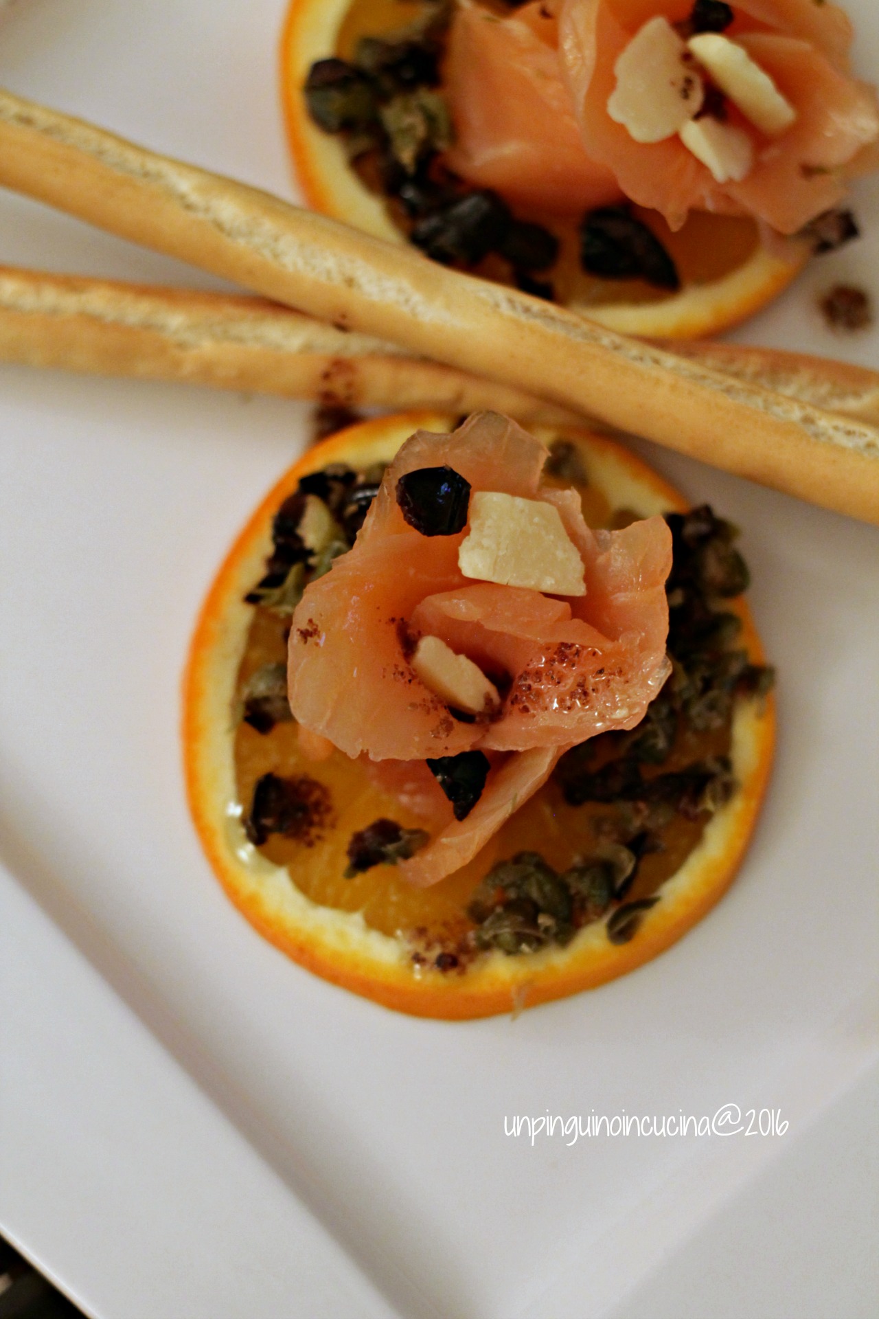 Salmone marinato con arance, capperi e olive | Un Pinguino in cucina