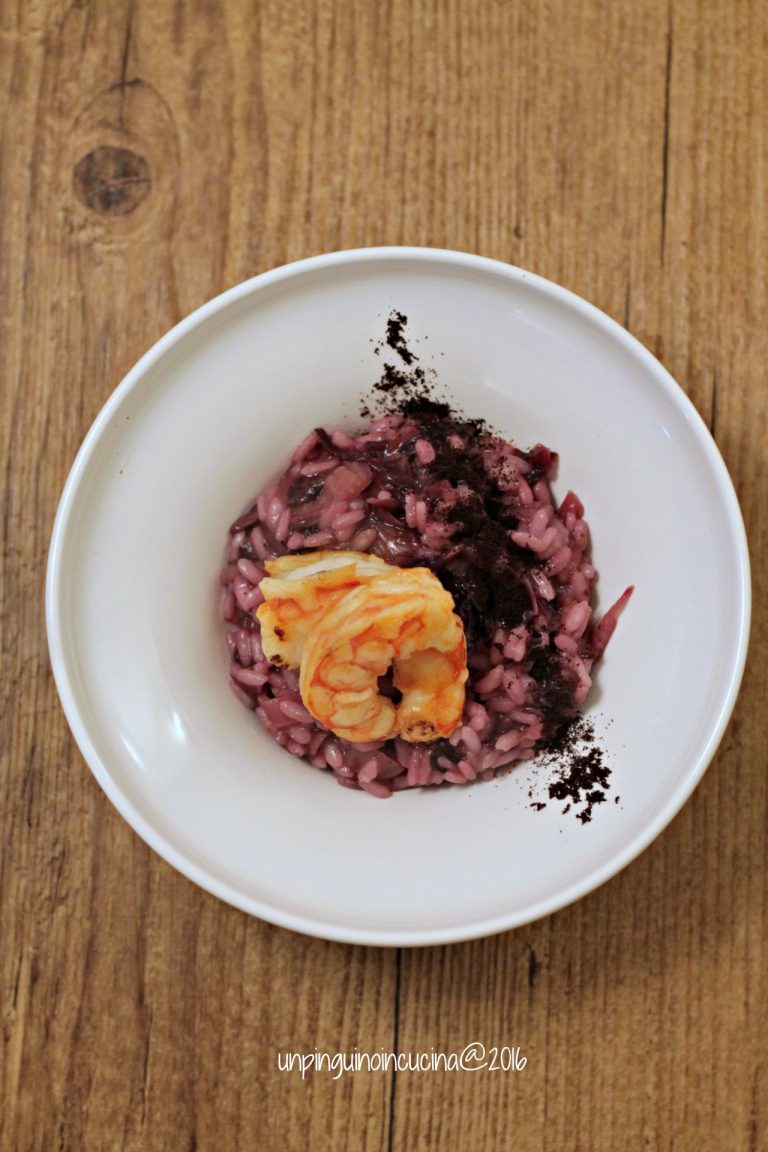 Risotto al radicchio con gamberi flambé e polvere di caffè | Un Pinguino in cucina