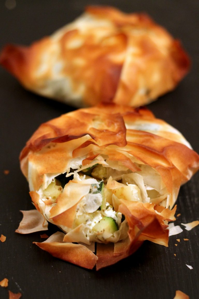 Fagottini di pasta fillo con patate, zucchine, feta e timo | Un ...