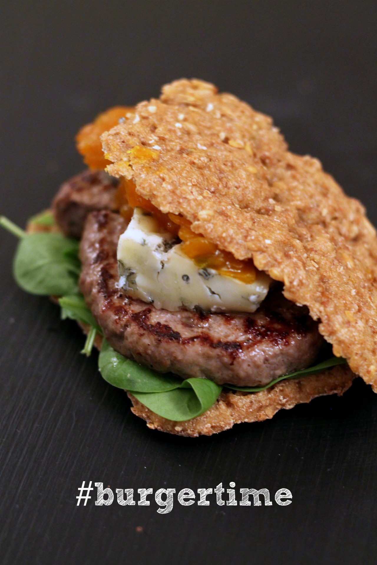 Panino rustico con burger di manzo, gorgonzola piccante e composta di ...