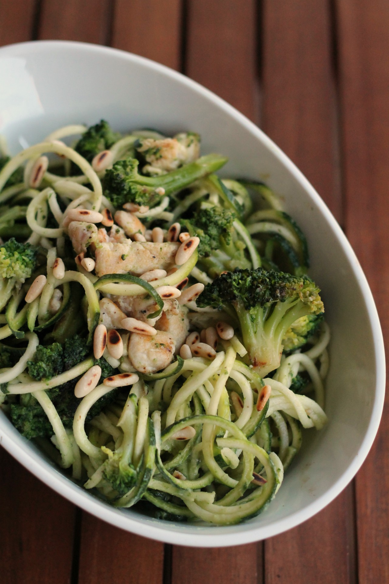 Zoodles con pollo saltato, broccoli e pinoli | Un Pinguino in cucina