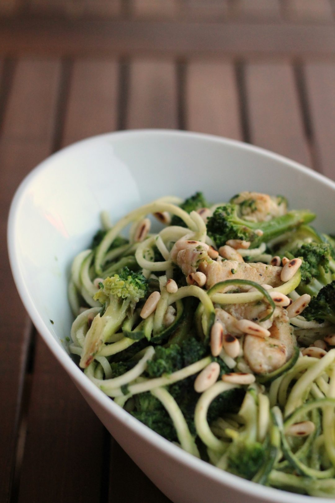Zoodles con pollo saltato, broccoli e pinoli | Un Pinguino in cucina